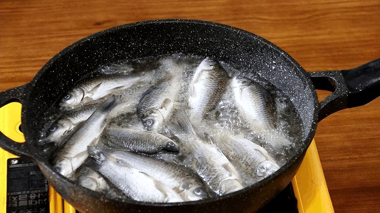 Crucian carp has different colors and tastes. When buying crucian carp ...