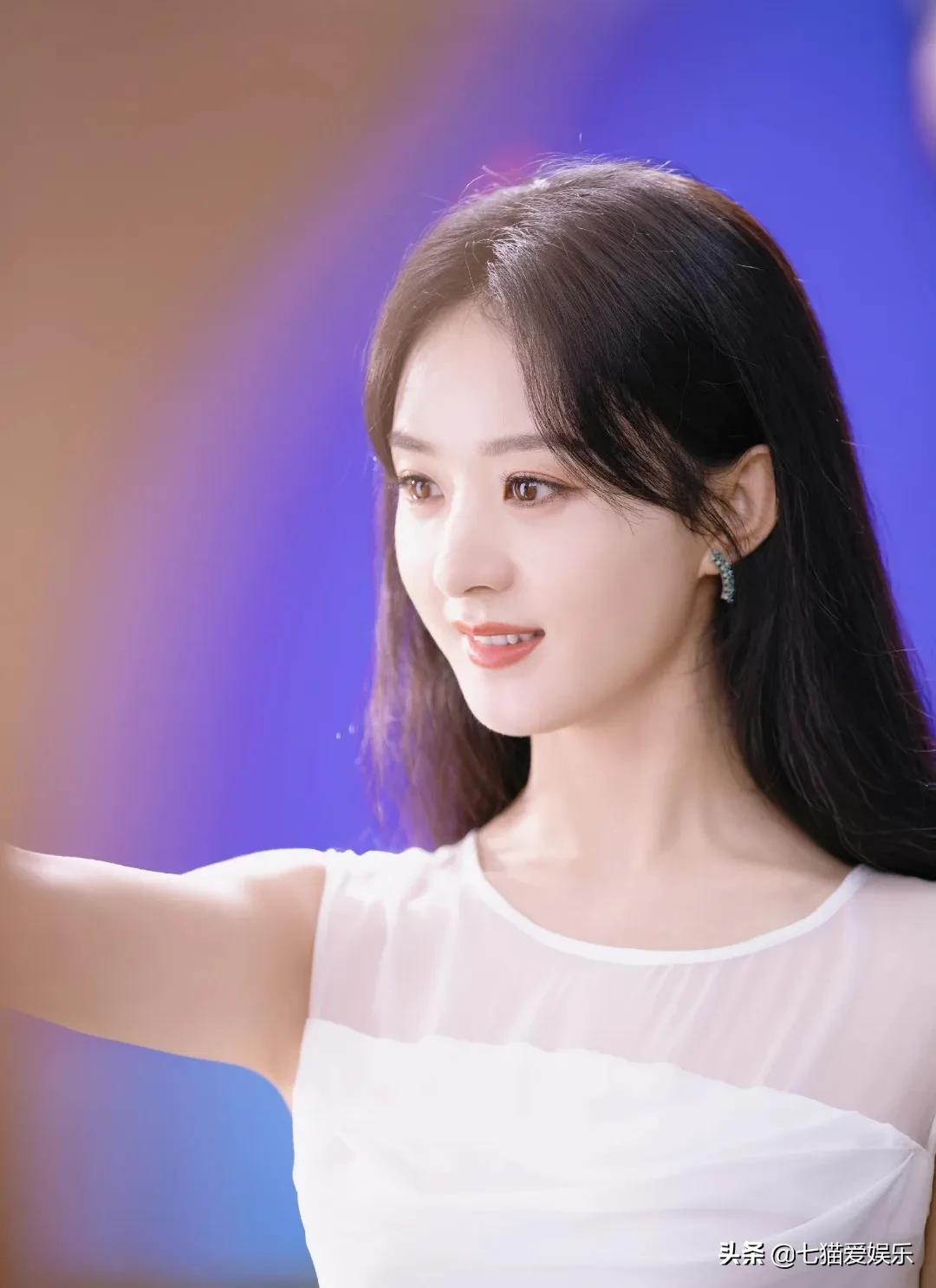 Recognizing characteristics of female stars: Zhao Liying's small feet ...