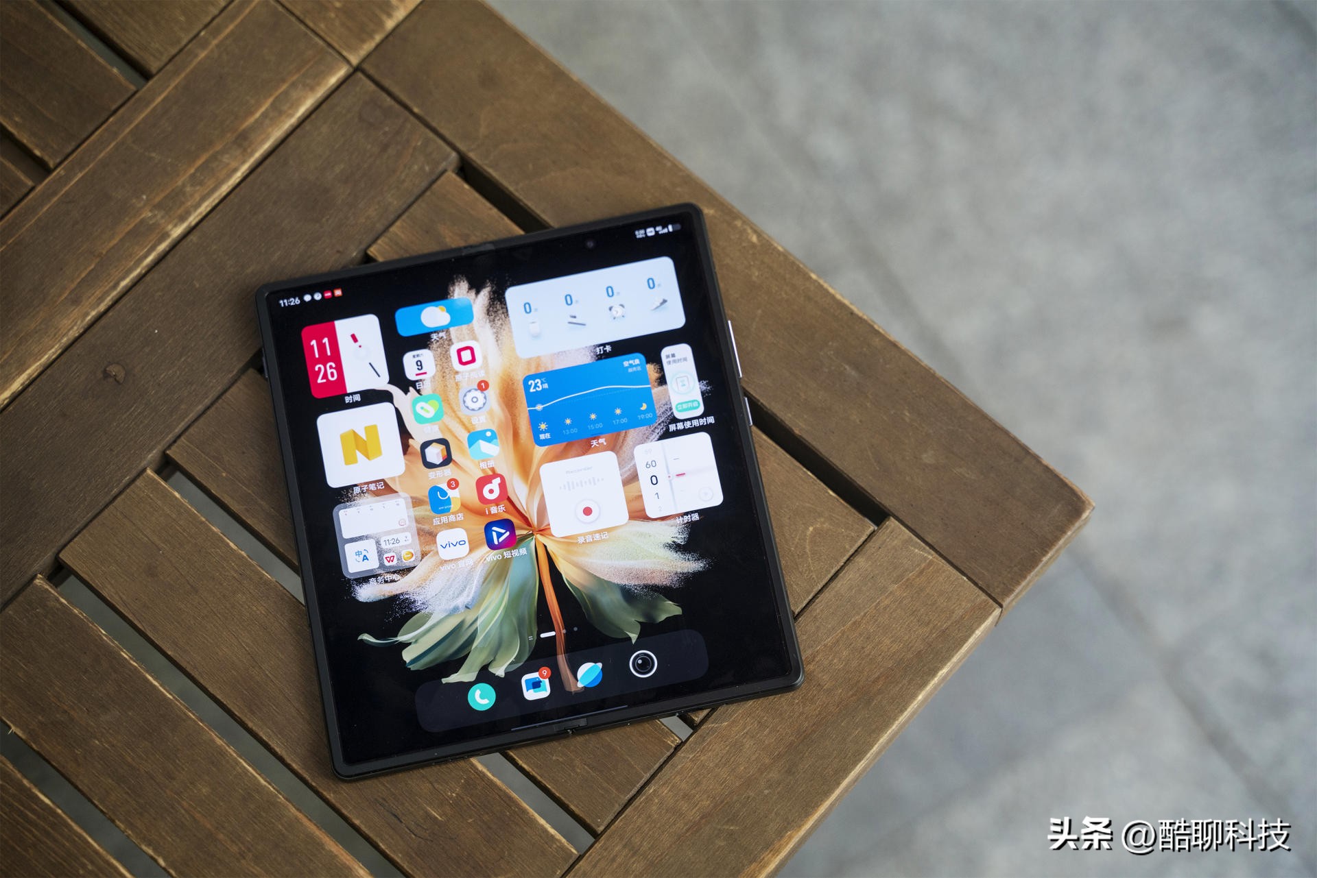 Almost perfect folding screen inner screen!vivo X Fold crease is ...