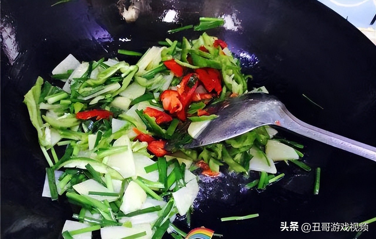 Fried Potato Chips with Leeks - iNEWS