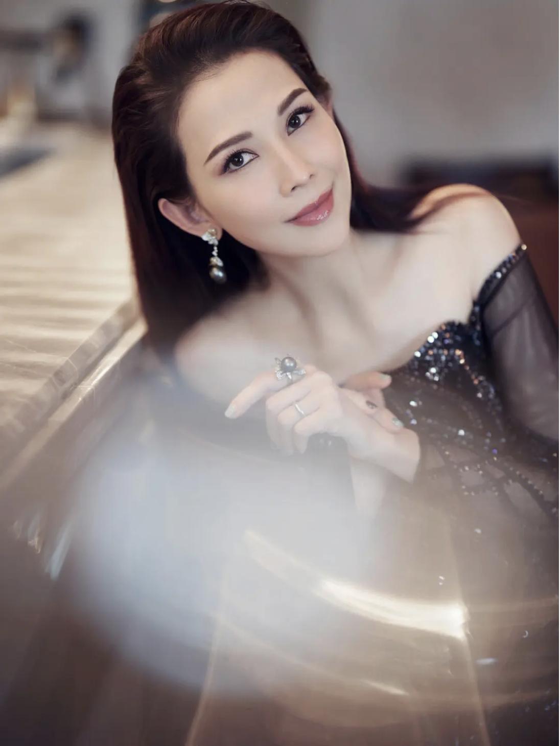 Ada Choi - In love with the beauty of fragrance - iMedia