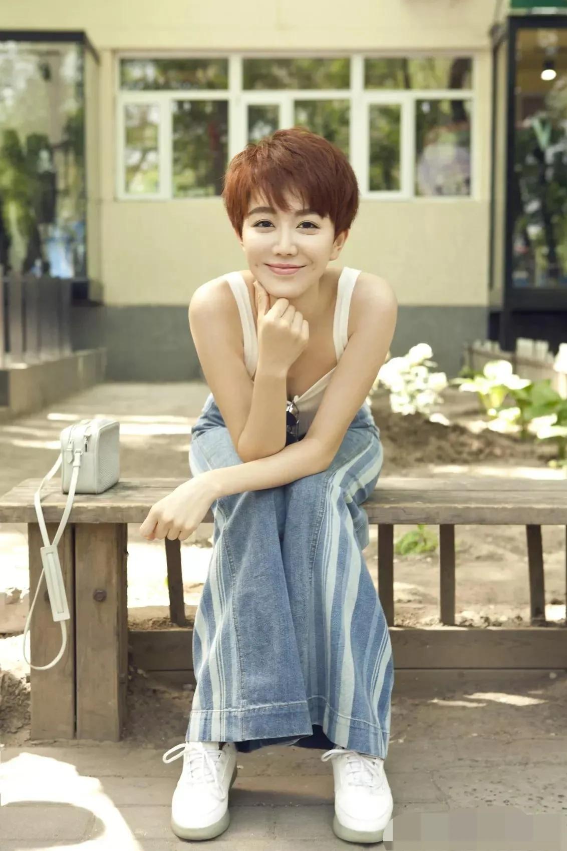 She is so beautiful, so charming, and tender as water!(Jiang Yan) - iNEWS