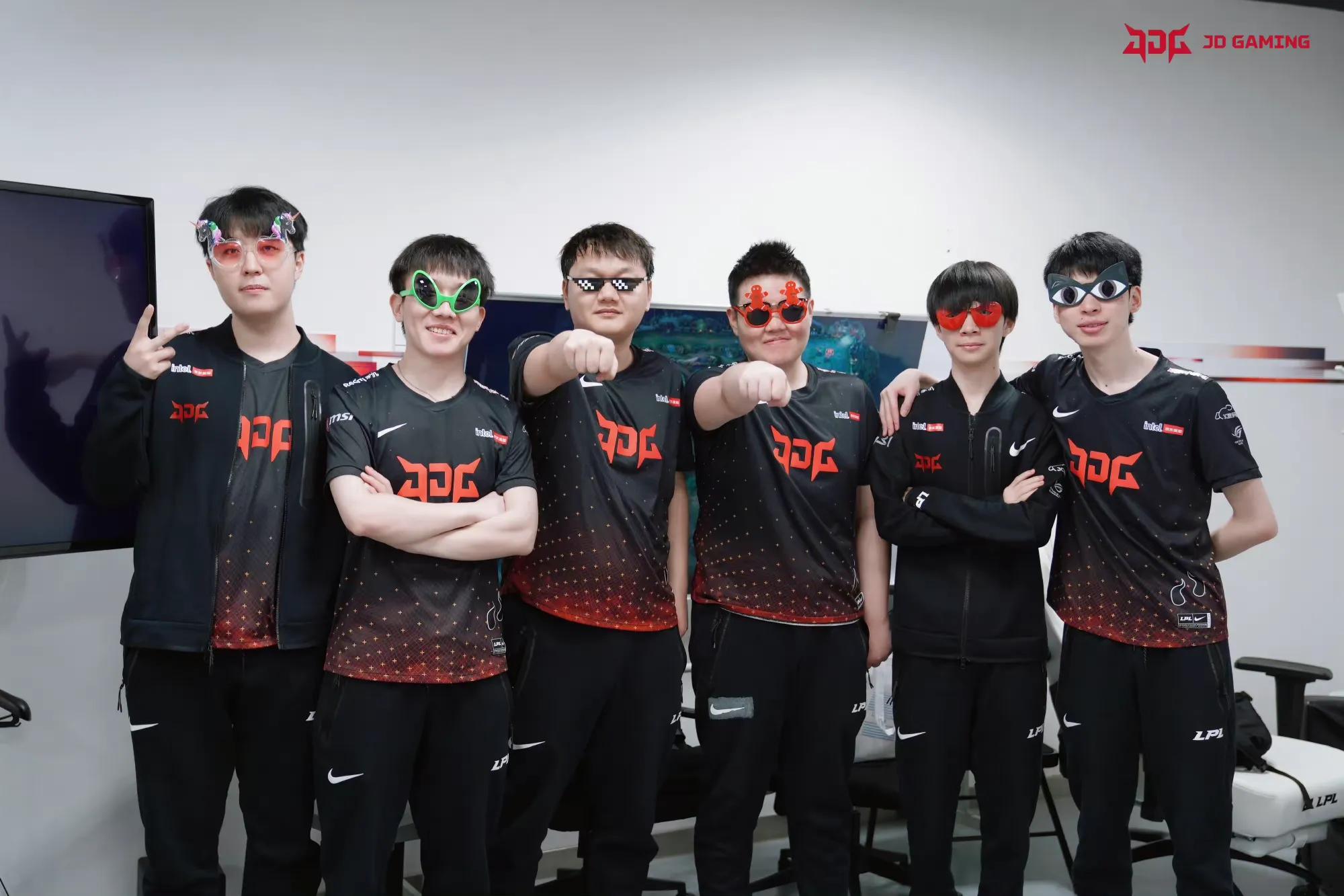 "LPL final poster picture" is on fire, TES and JDG are full of ...