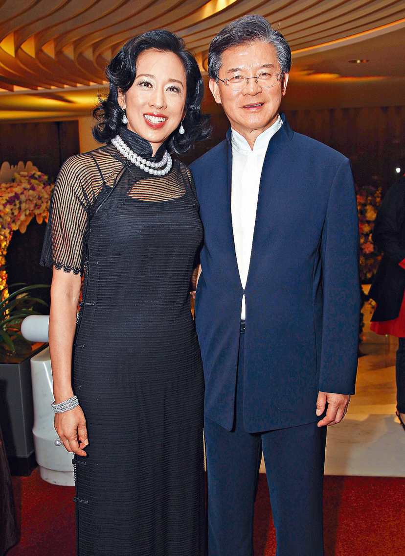 64-year-old Zhu Lingling accompanied her husband to the party, wearing ...