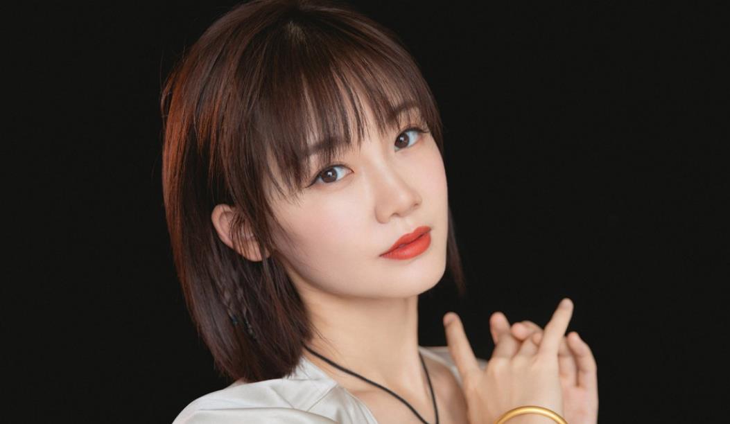 Feng Xiaogang bluntly said: She is so good at pretending that she will never become popular, let ...