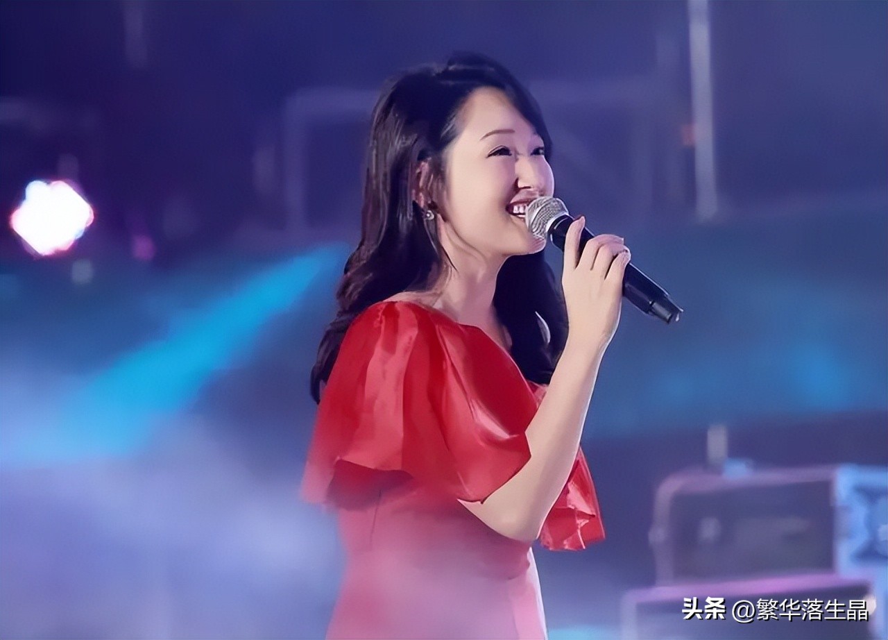 52-year-old Yang Yuying appeared in a commercial performance, with a ...