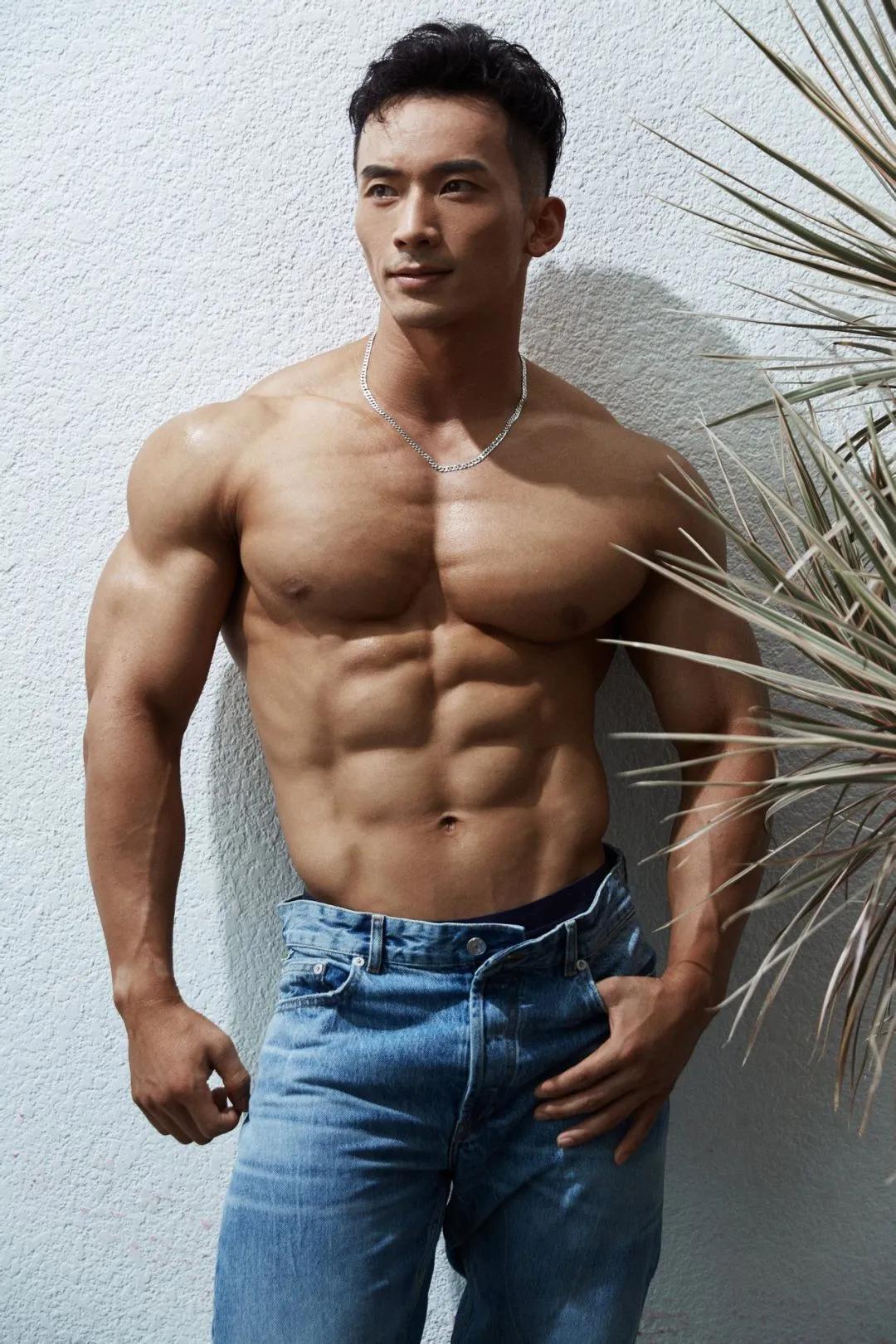 Bodybuilding champion Zheng Shaozhong - iNEWS