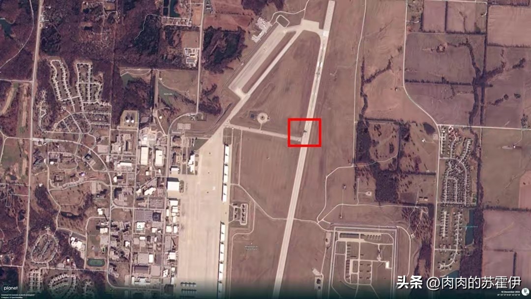 The B2 was grounded, the scene of the stealth bomber forced to land and ...