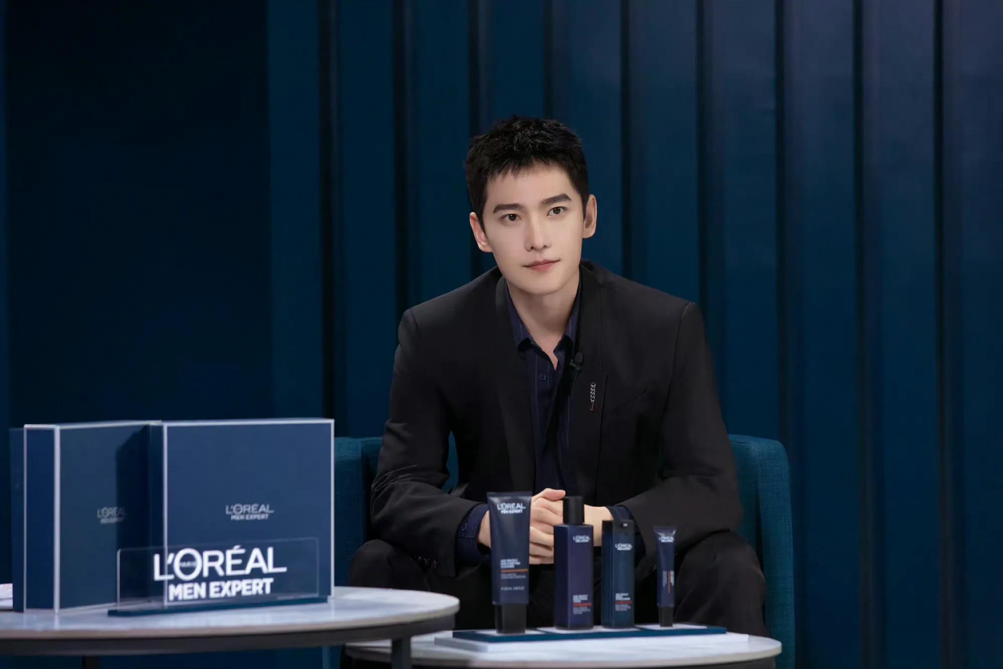 Yang Yang's black suit is so handsome - iNEWS