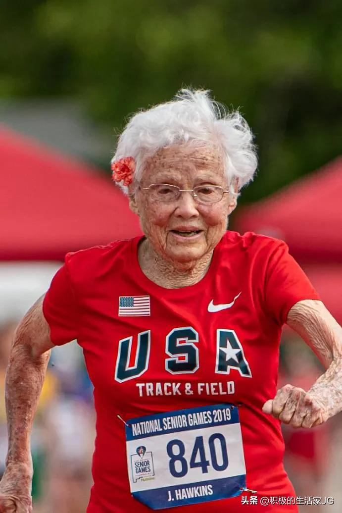 80-year-old grandma completes half marathon in 3 hours - iNEWS