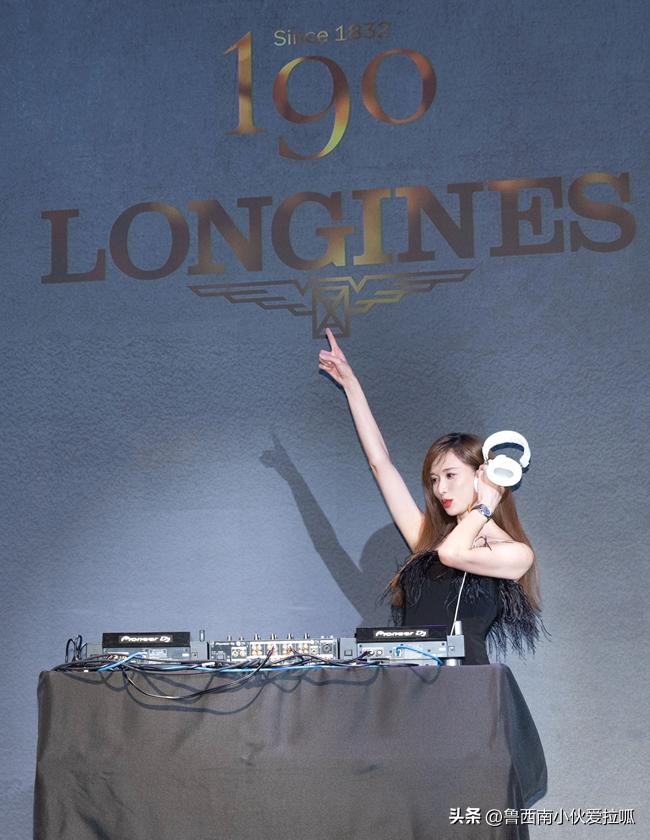 Lin Zhiling shook her shoulders and copied the signature dance steps of ...