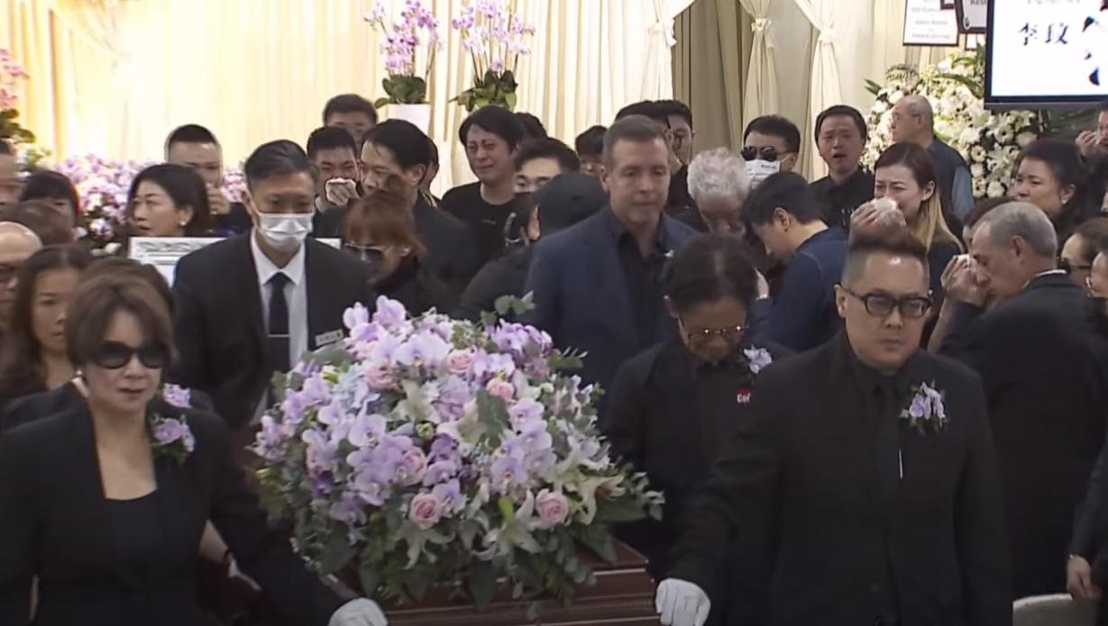 Coco Lee's funeral, the coffin was written back to the original name Li ...