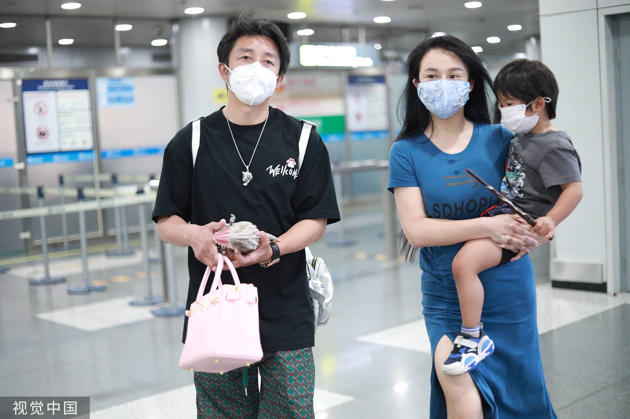 Zou Shiming's family of five showed up at the airport, the eldest son ...