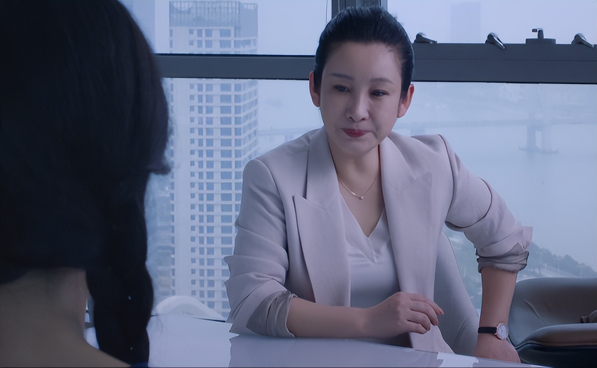 With a swollen face and a stiff expression, the actress under CCTV's ...