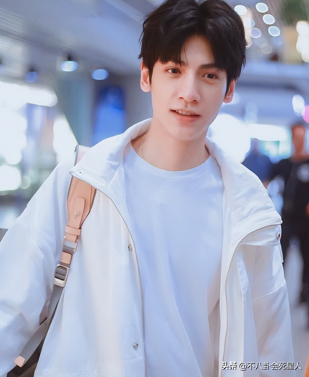 Huang Xiaoming steps on 7cm height-enhancing shoes, Yang Yang's body ...