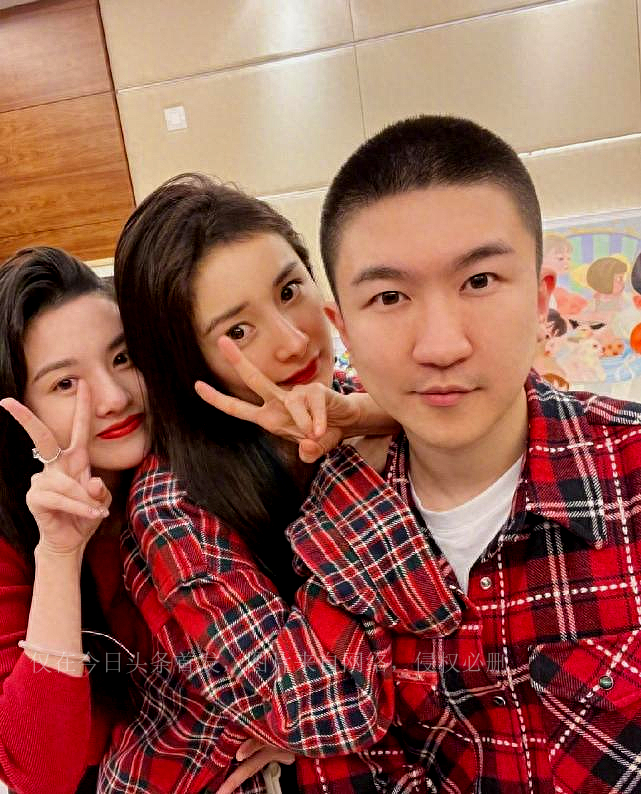 Zhang Dada and Yang Mi gathered in a mansion to share an exquisite New ...