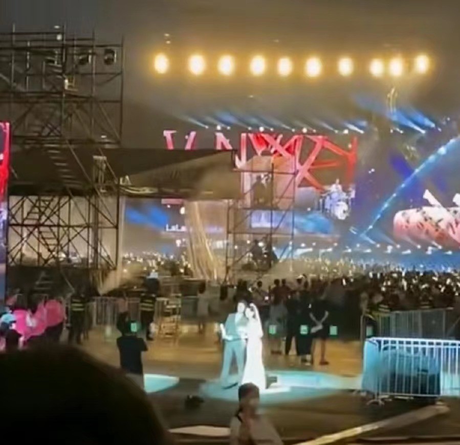 The couple took wedding photos at the concert and caused public outrage ...