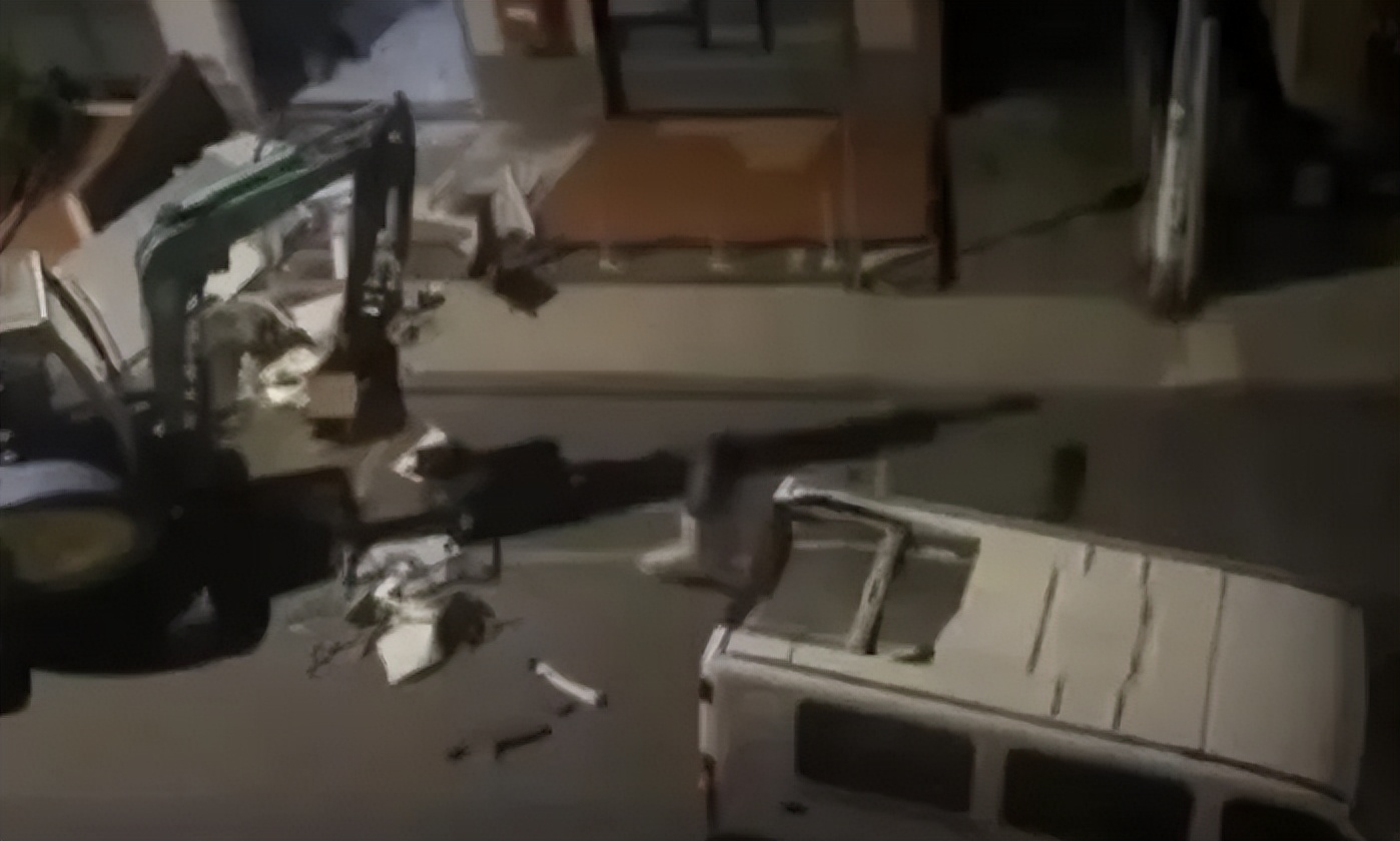 In the middle of the night, Italian robbers used an excavator to break ...