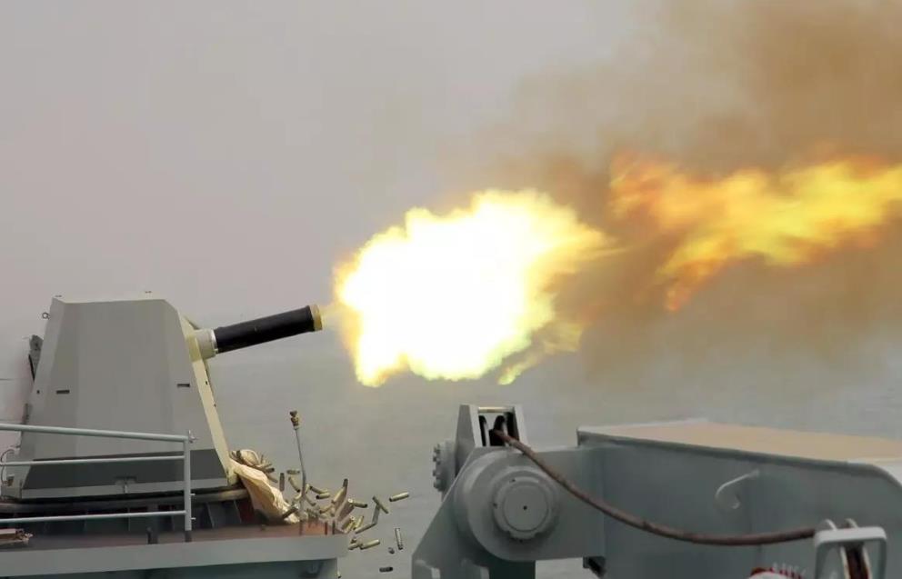 Dazzling stunt! The invincible electromagnetic gun bombards the sea and ...
