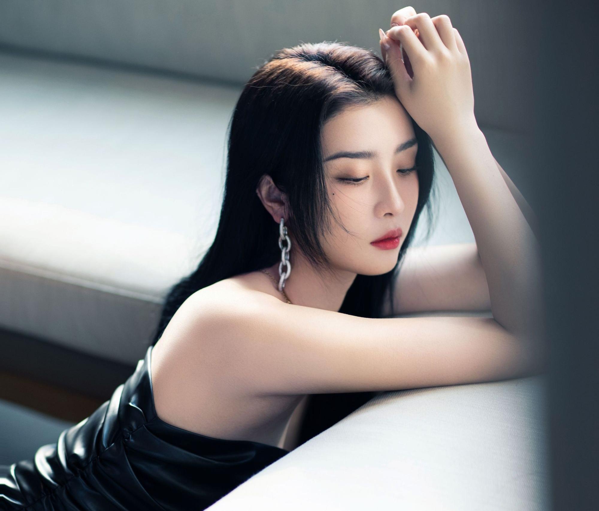 Actress Zhao Xiaotang accidentally fell down on the red carpet, showing her perfect long legs ...