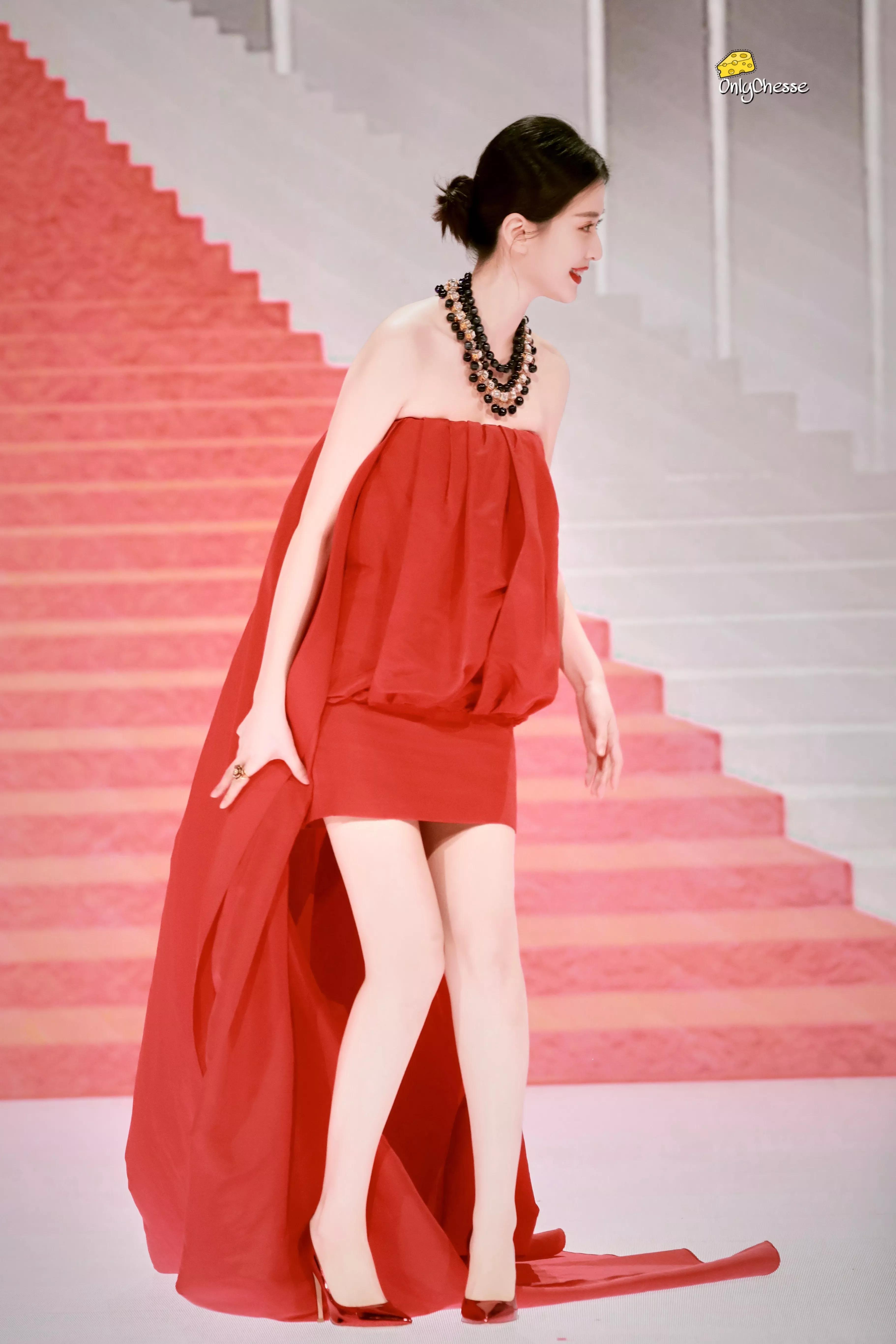 Qiao Xin's photo, wearing a red tube top cloak skirt, beautiful legs ...