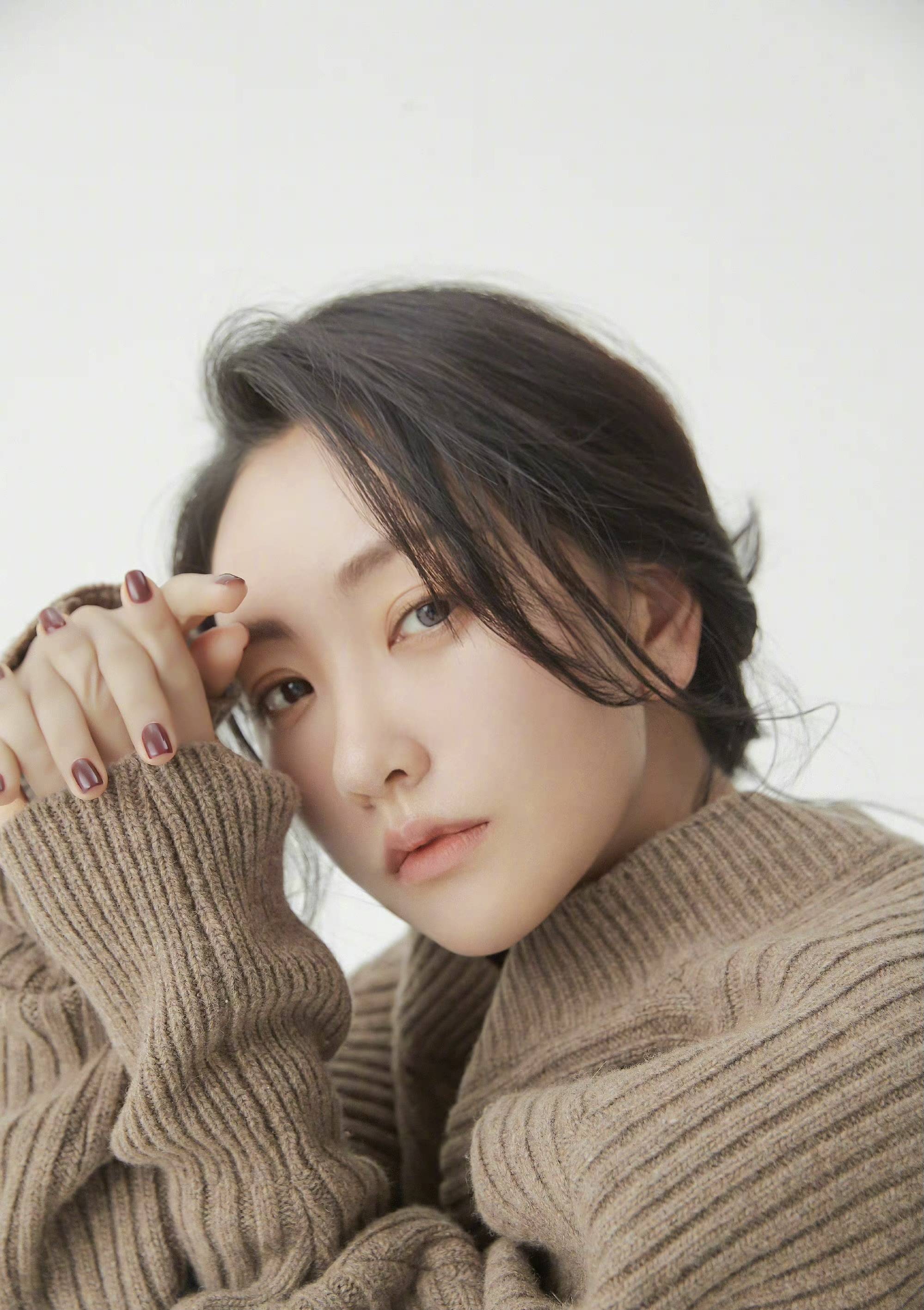 Yang Rong takes a photo of the spring atmosphere, wears a coffee ...