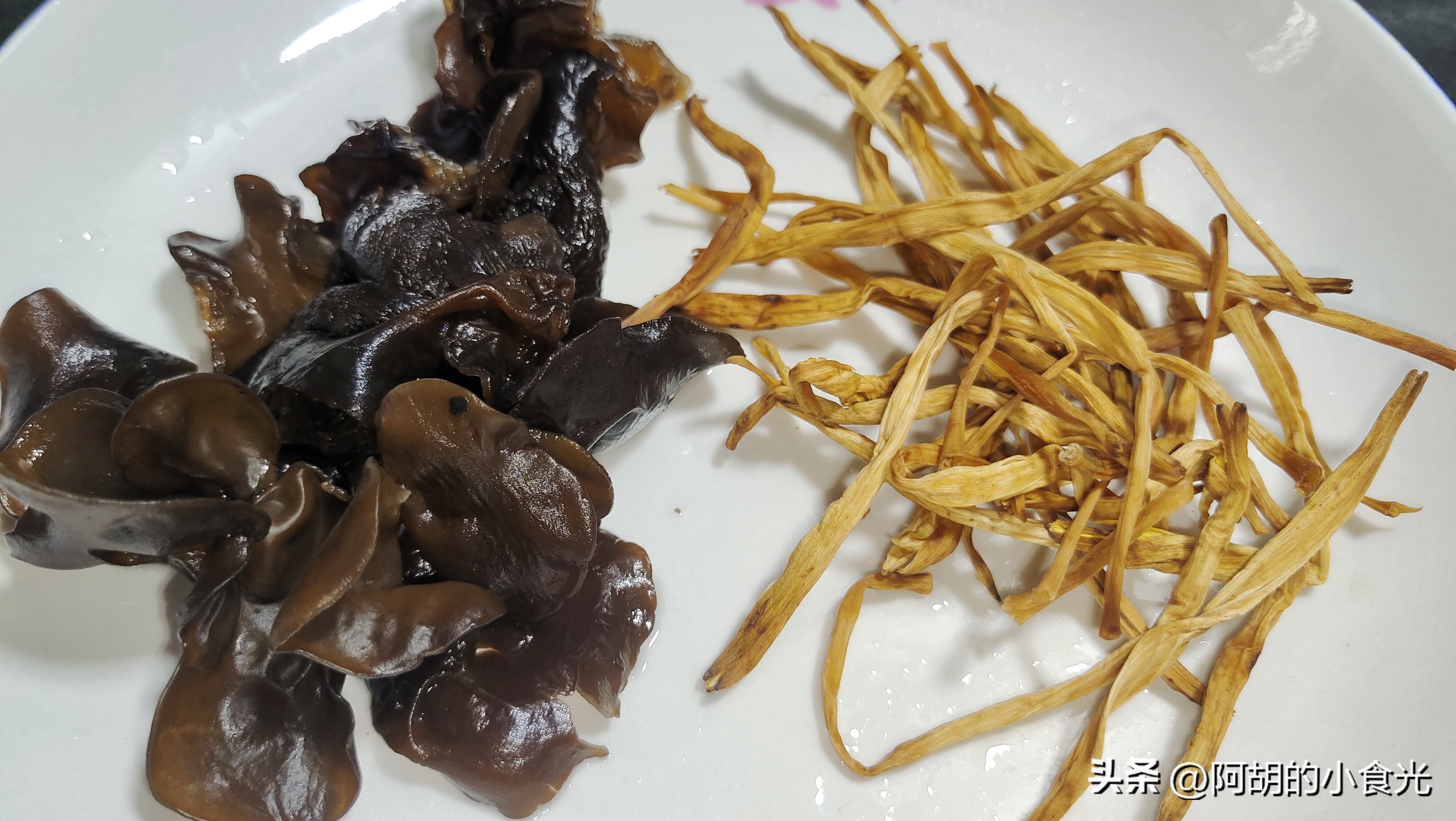 Fungus and it are a perfect match!Nourishes blood and calms the nerves ...
