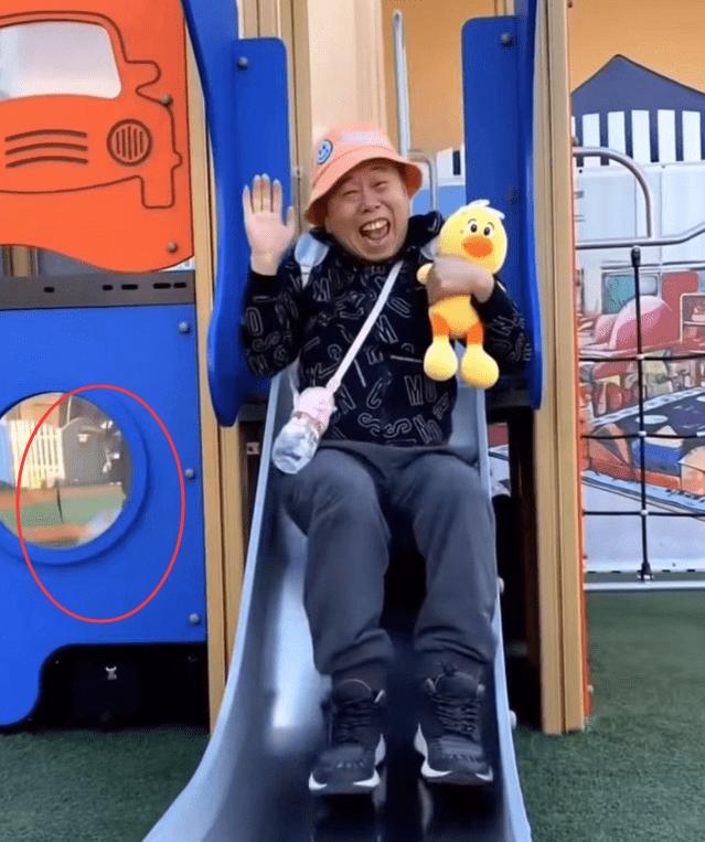 Make a fool of yourself again!65-year-old Pan Changjiang wears children's clothes and plays on ...
