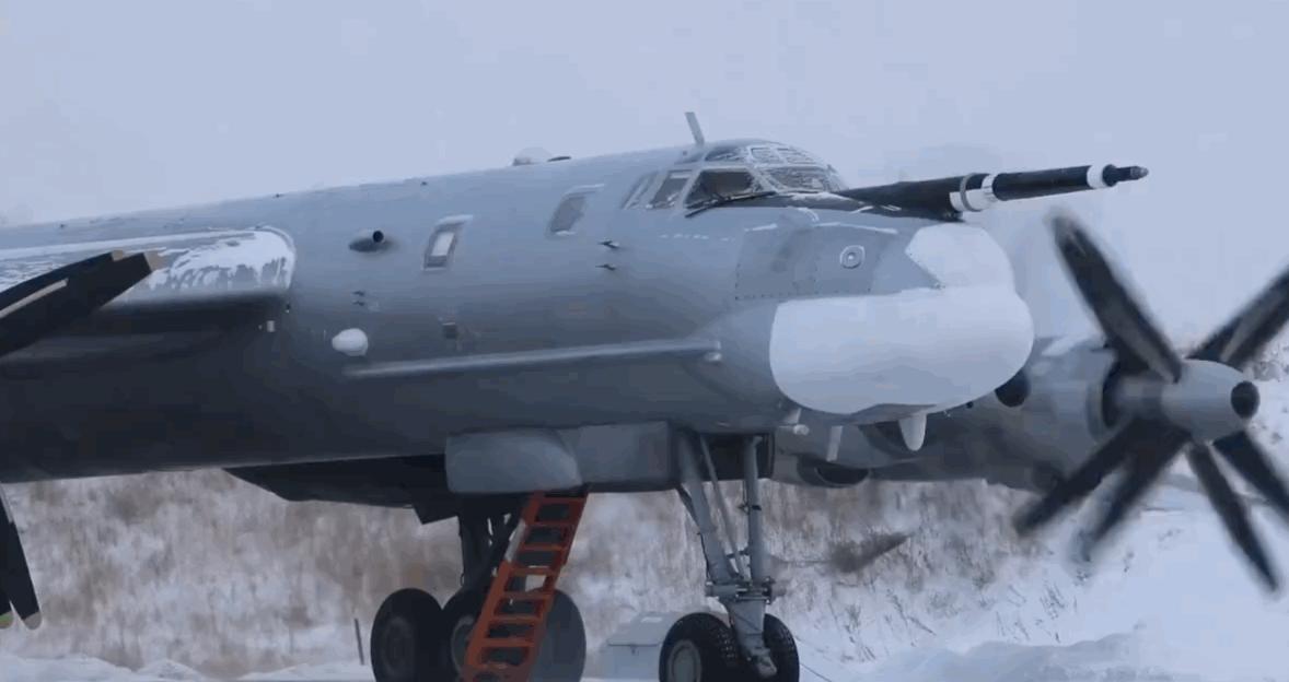 first!The Russian Air Force Tu-95MS strategic bomber landed in Hangzhou ...