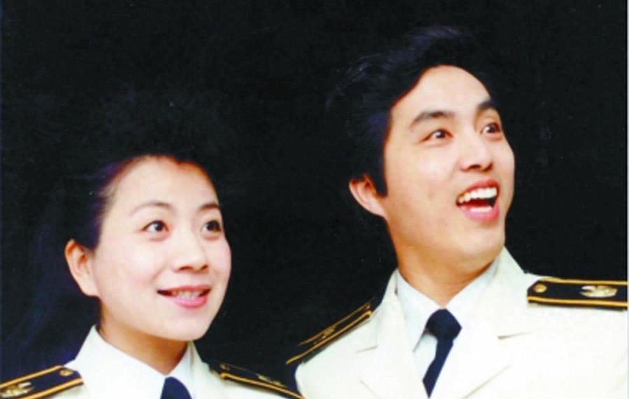 Four of the most popular male and female vocal duos in the 1980s, one ...