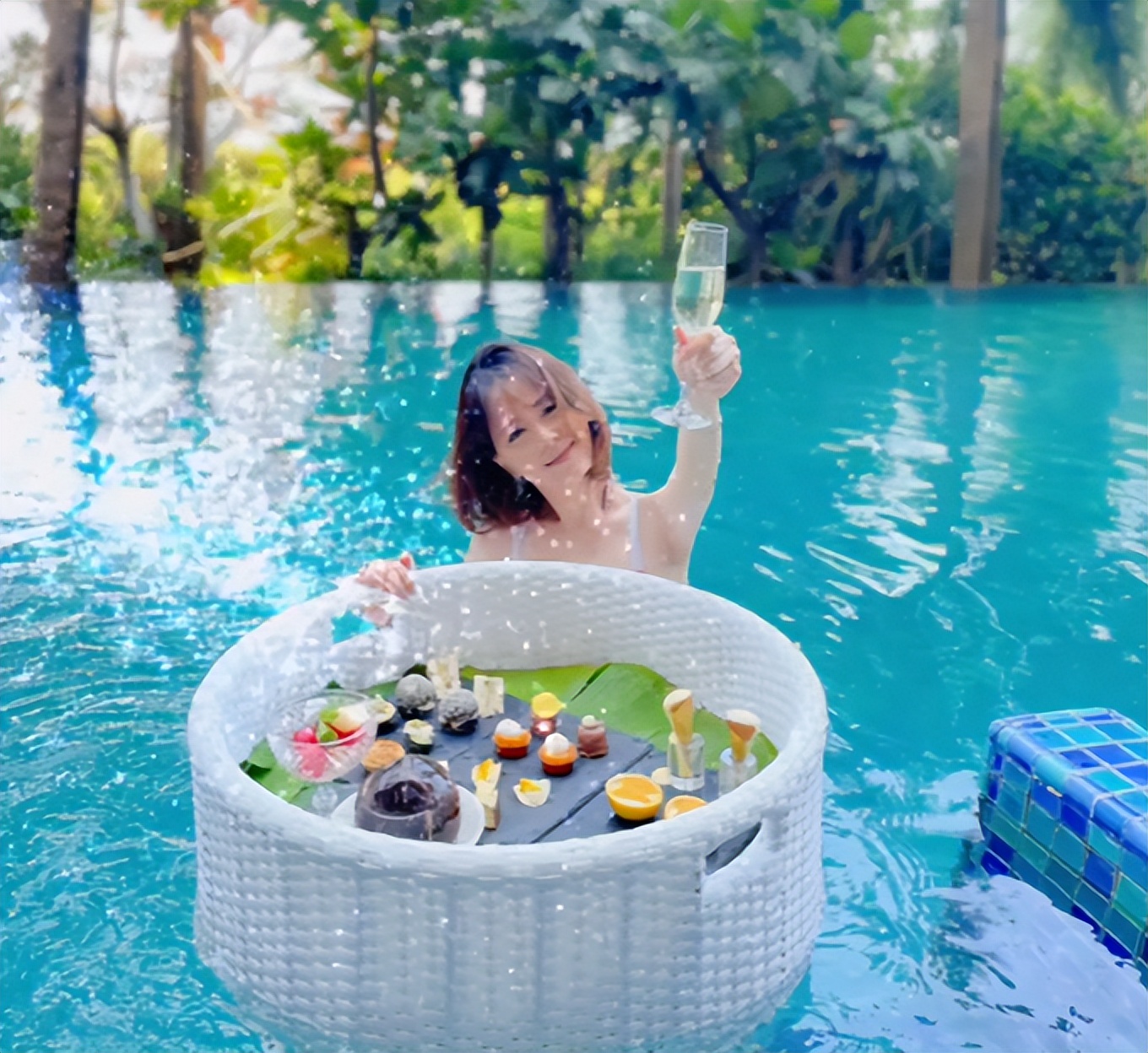 Hong Kong star Yao Leyi returns to the mainland for vacation!Showing ...