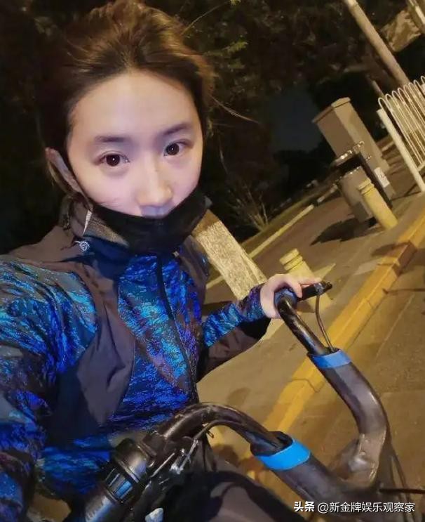 The media photographed Liu Yifei shopping without makeup, holding her ...