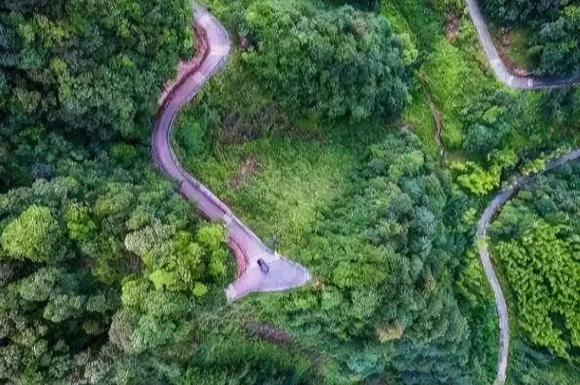 At 28 degrees north latitude in Sichuan, there is a well-preserved ...