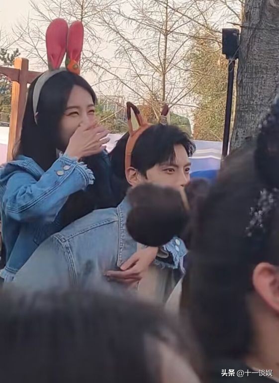 Disney ran into Li Yitong and Bi Wenjun, hugged her waist and took a photo of the couple, the ...