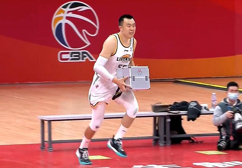 Pray for Liu Yanyu!With the back of his head on the ground and fainting ...