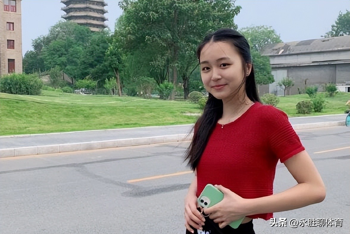 Figure skating goddess Chen Hongyi shows off her muscles, interacts ...