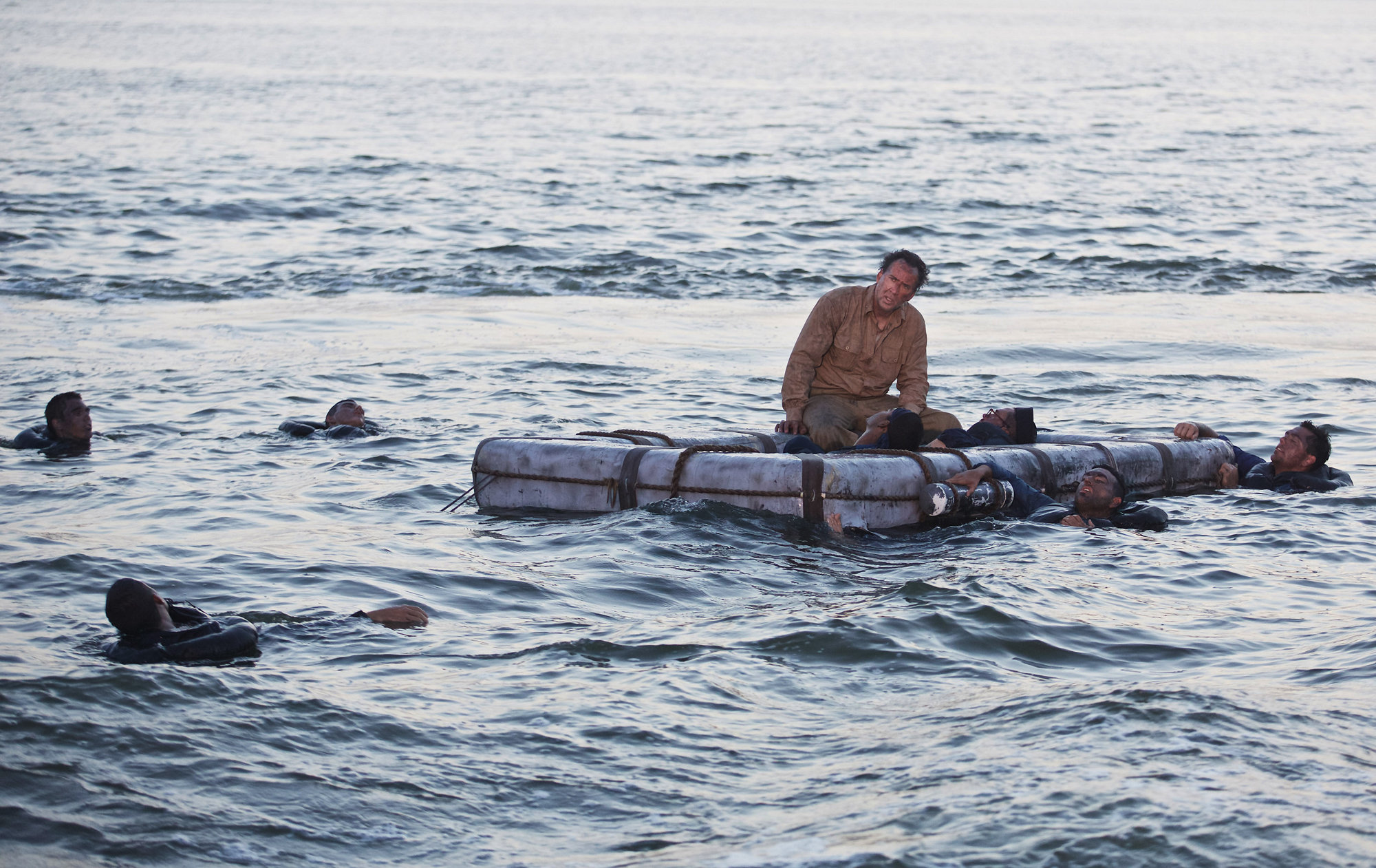 In 1945, a US warship sank and more than 800 US soldiers were eaten ...