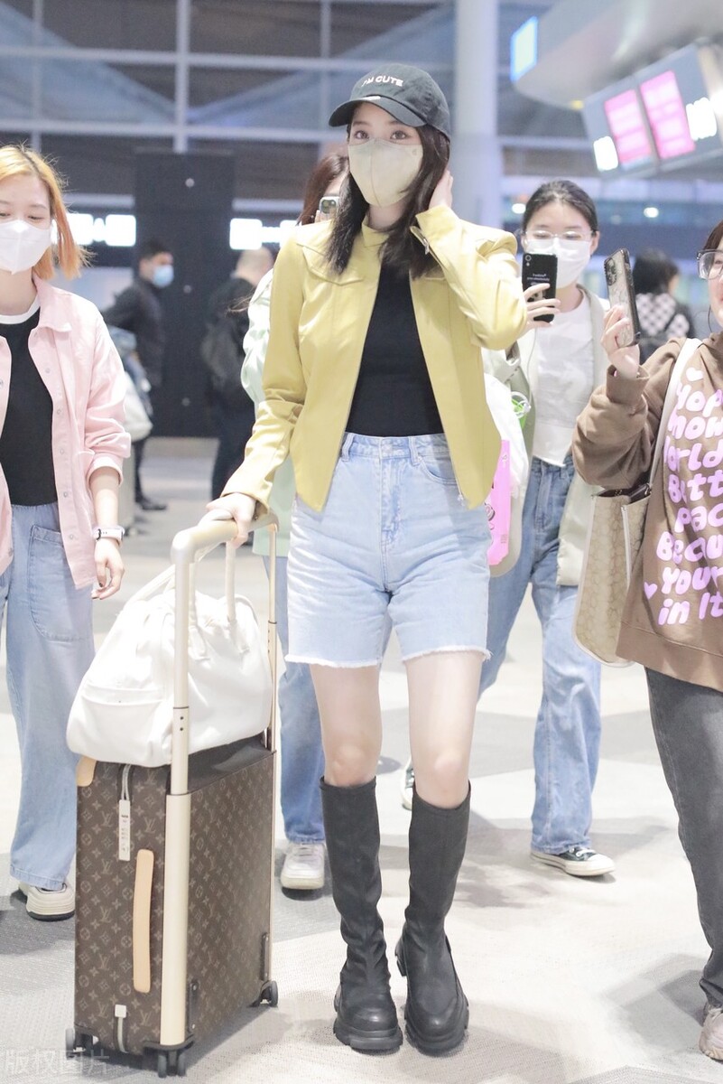 Ouyang Nana goose yellow jacket + denim shorts + black boots youthful ...