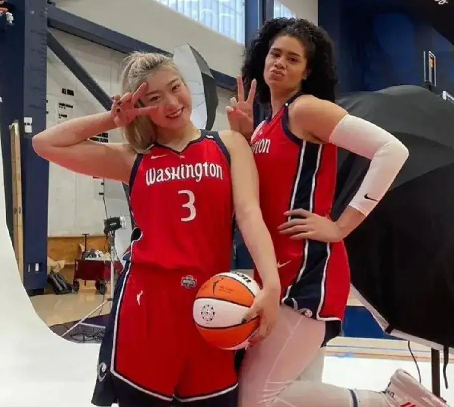 Li Meng: I am a rookie in the WNBA, and help the team with the spirit ...