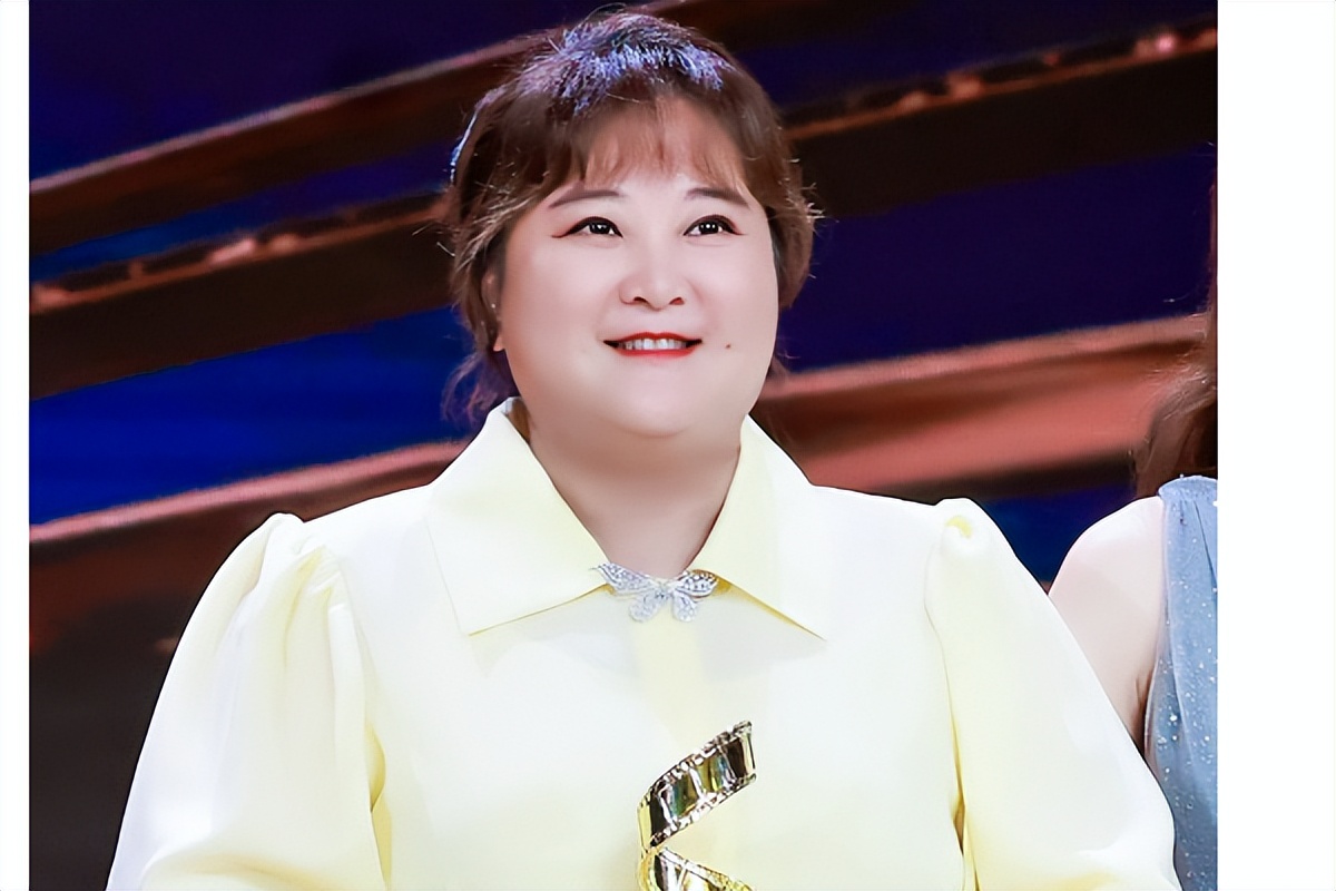 Jia Ling was revealed to have lost 48 pounds, wearing black and having ...