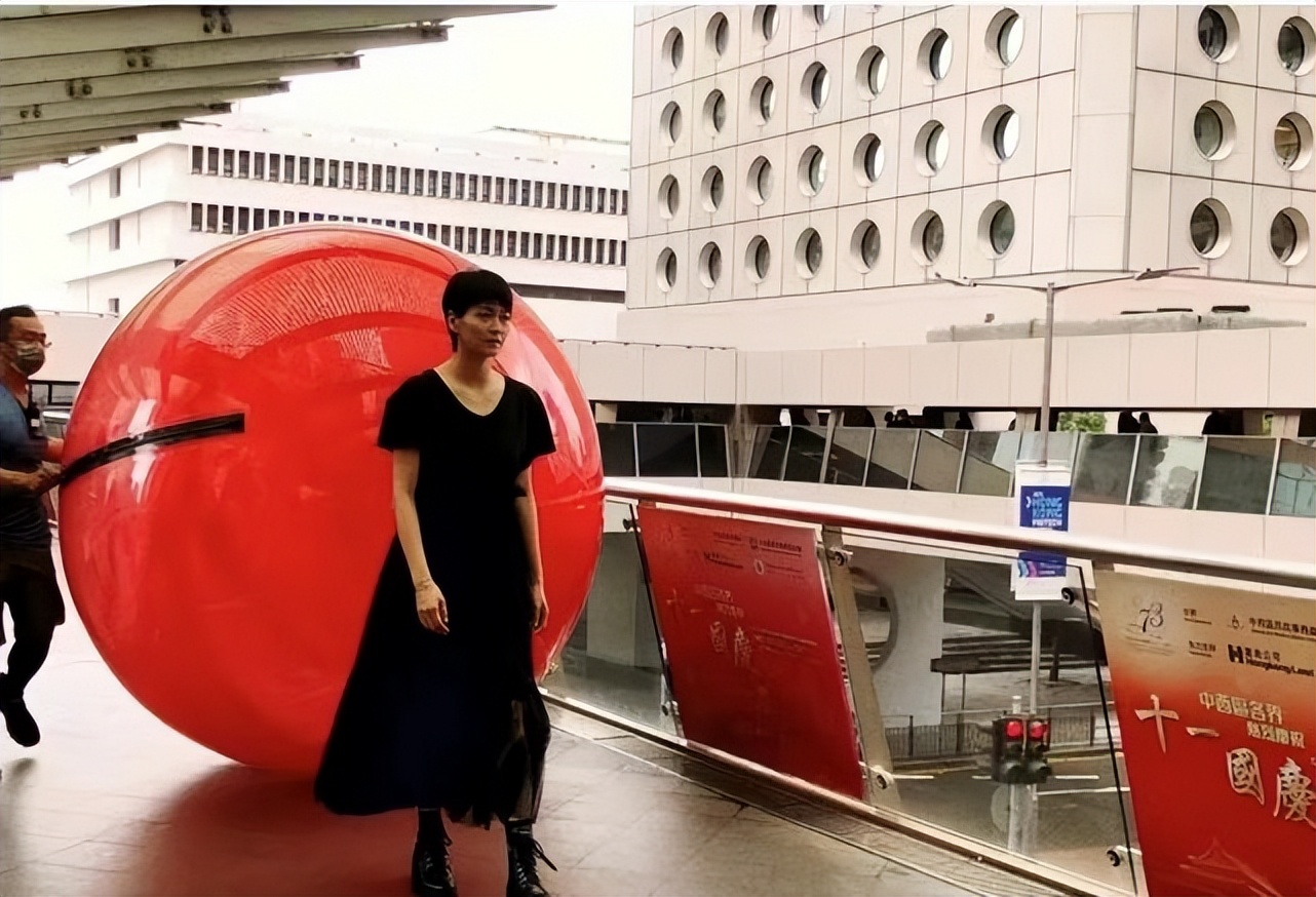 Gigi Leung appeared on the streets of Hong Kong, she was tall and ...