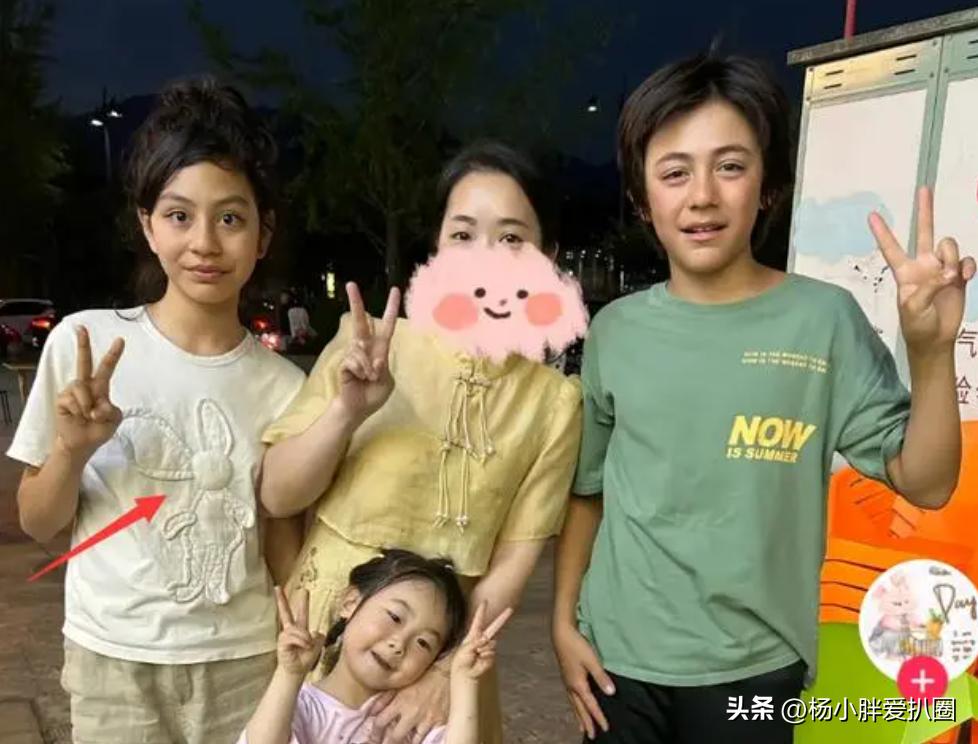 Liu Ye's son and daughter eat barbecue on the street, 12-year-old Nuo ...