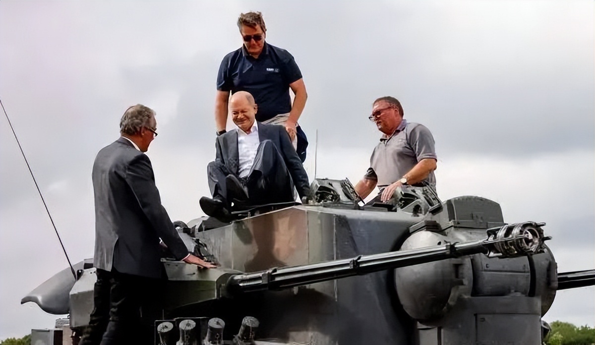 German Chancellor Schultz arrives at the training ground.How many ...