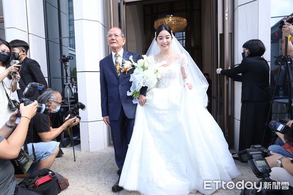Wang Jialiang promises oath: I will always hold you!The bride Xu Weien kisses and tears - iNEWS