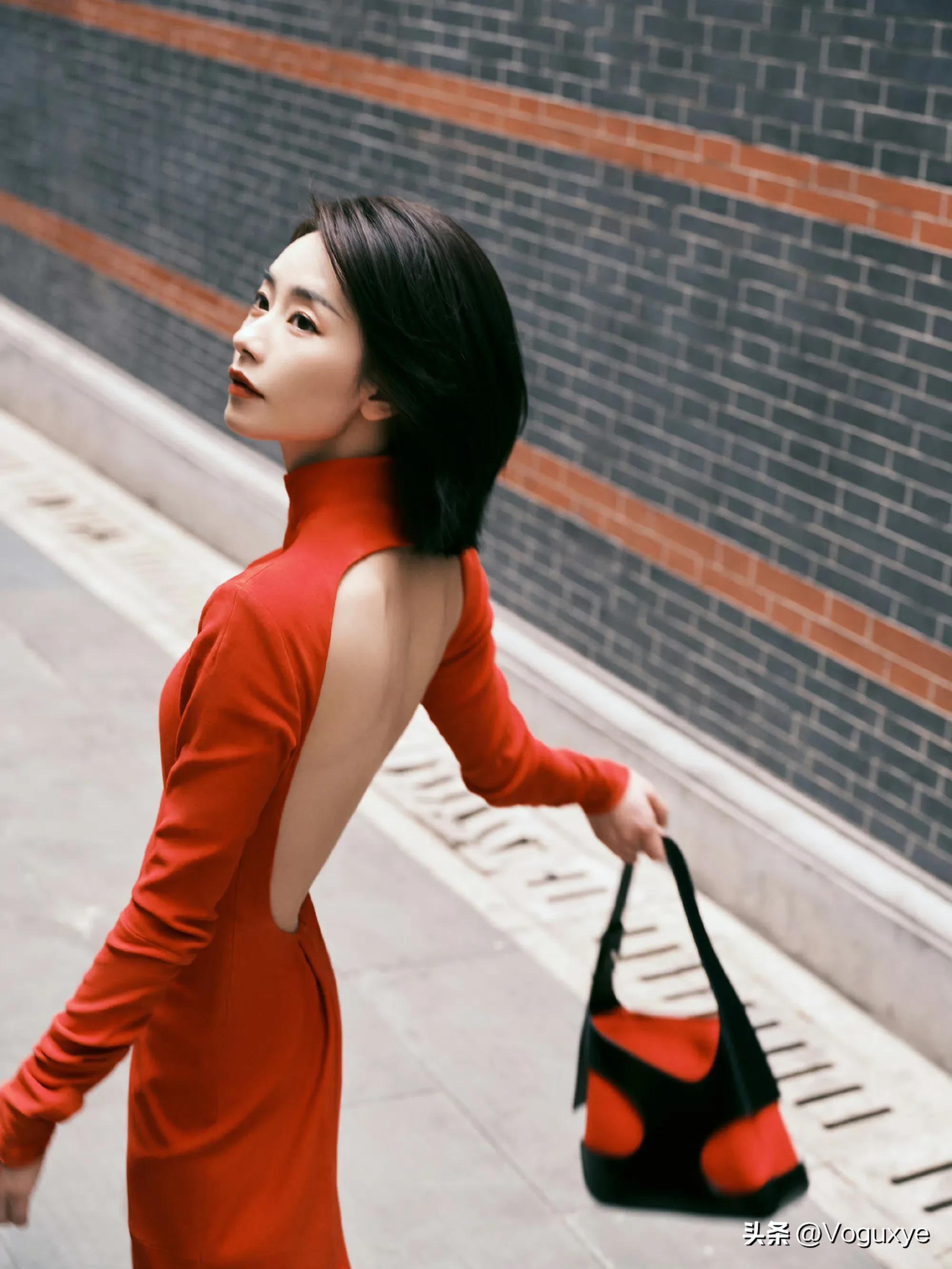 Liu Yase's backless red dress - iMedia