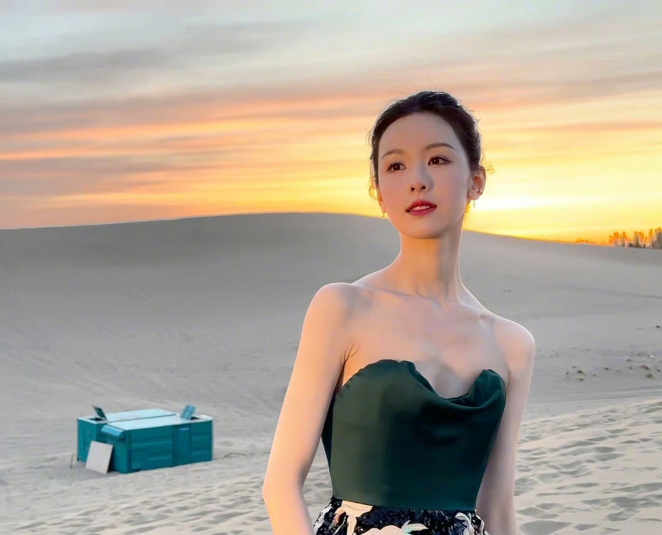 How beautiful Chen Duling is when he is hanging out, let's take a look ...