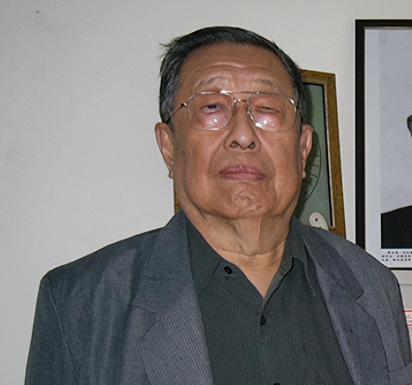 Premier Zhou weighed only 30.5 kilograms when he died, and his shroud ...