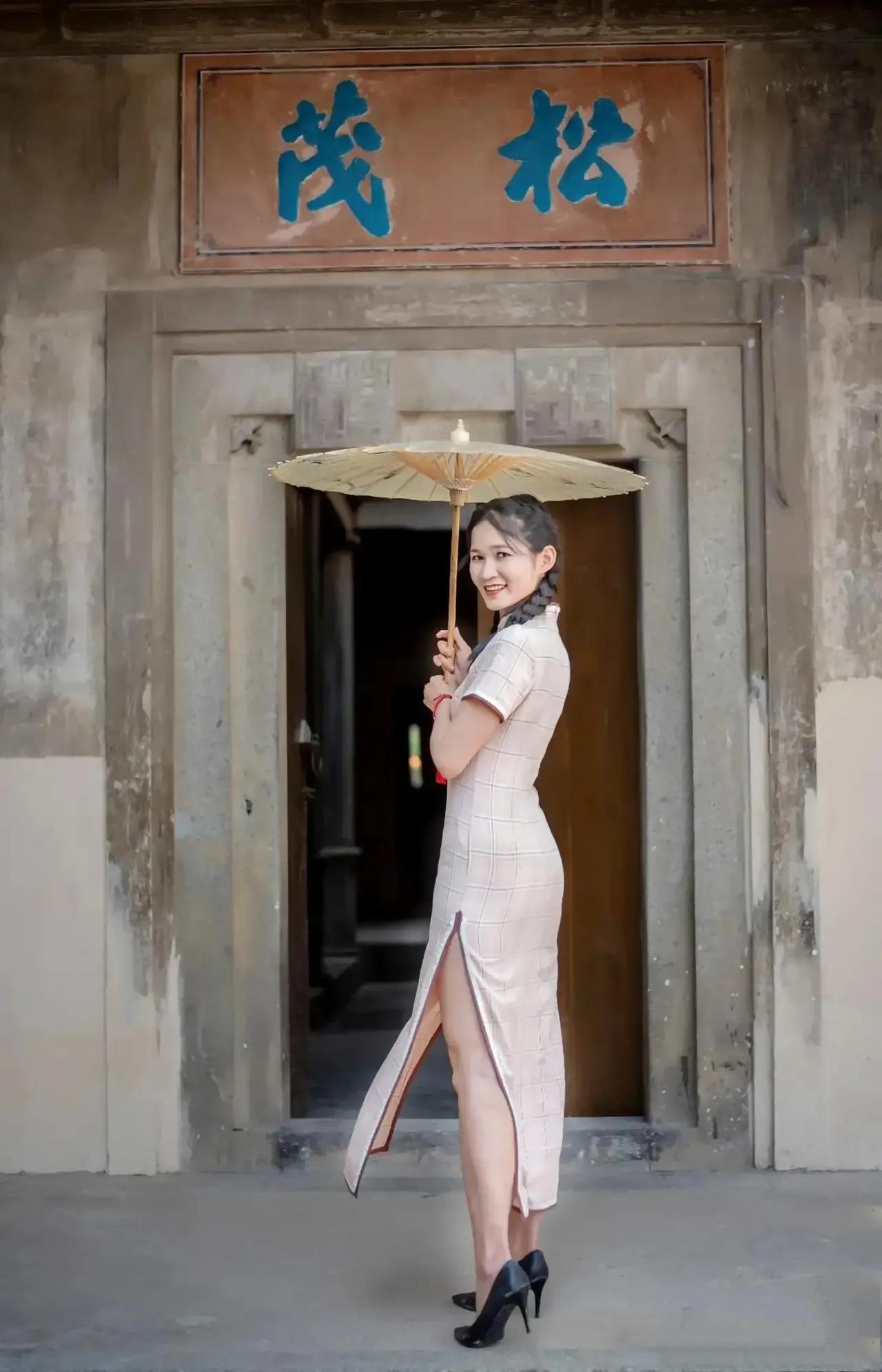 Exquisite cheongsam display - iNEWS