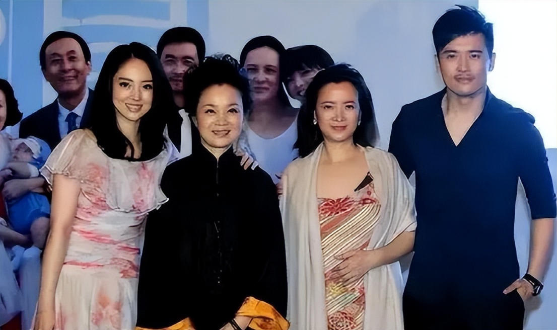 Liu Lili is in the same frame as He Qing, only 6 years apart, like a ...