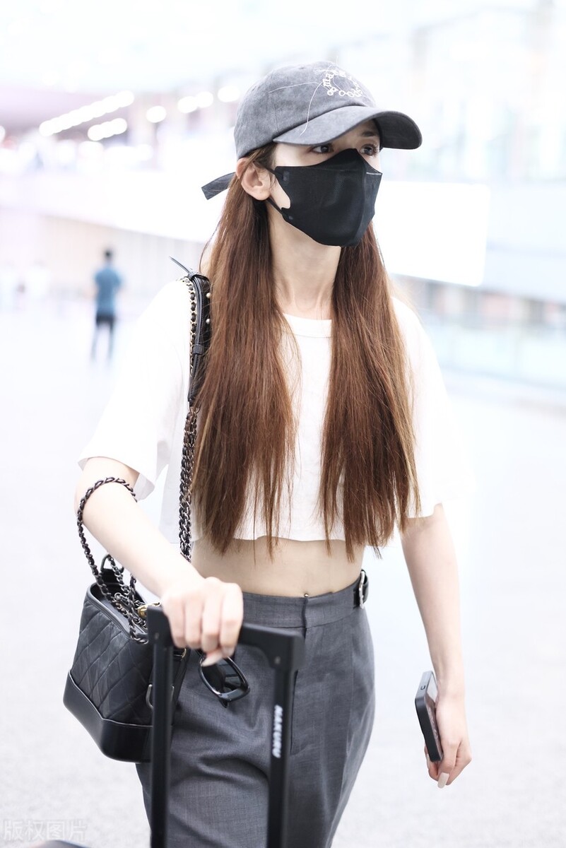 On the 11th, Hanikezi appeared at the Capital Airport, showing off her ...